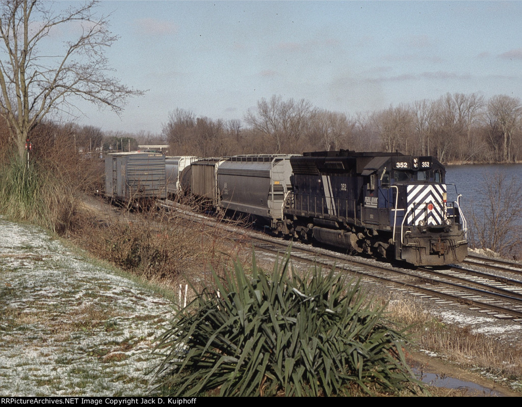 MRL 352 has #924 south along the Mississippi River,